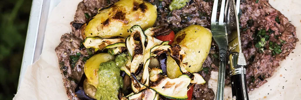 Grillatut lehtipihvit, kasvikset ja salsa verde -kastike | Koti & Keittiö