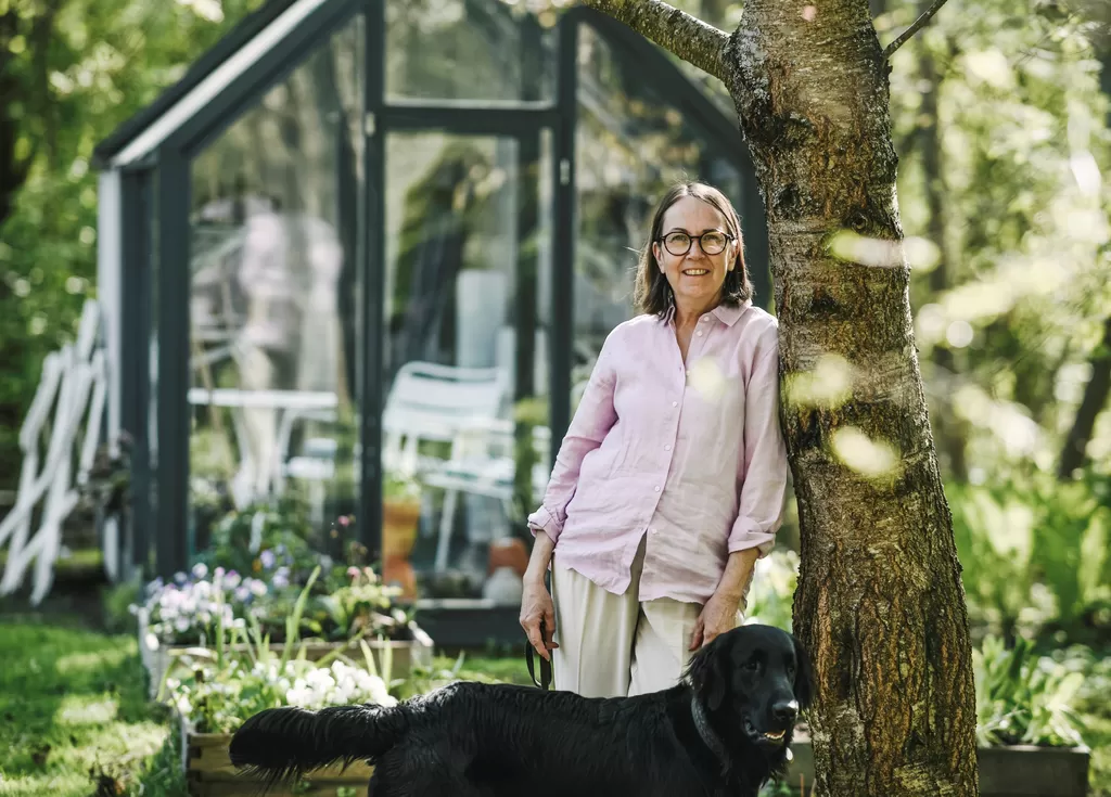 Ulla-Maija Lähteenmäki rentoutuu puutarhatöissä ja sisustaa sekä ...